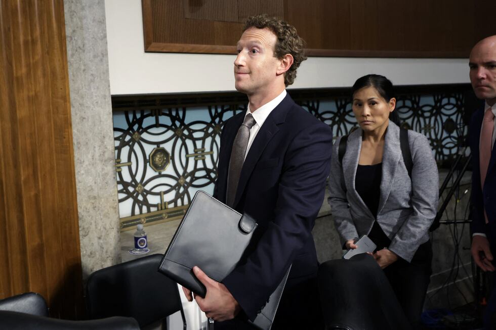 Mark Zuckerberg, CEO de Meta, pidió perdón a los padres de menores que ...