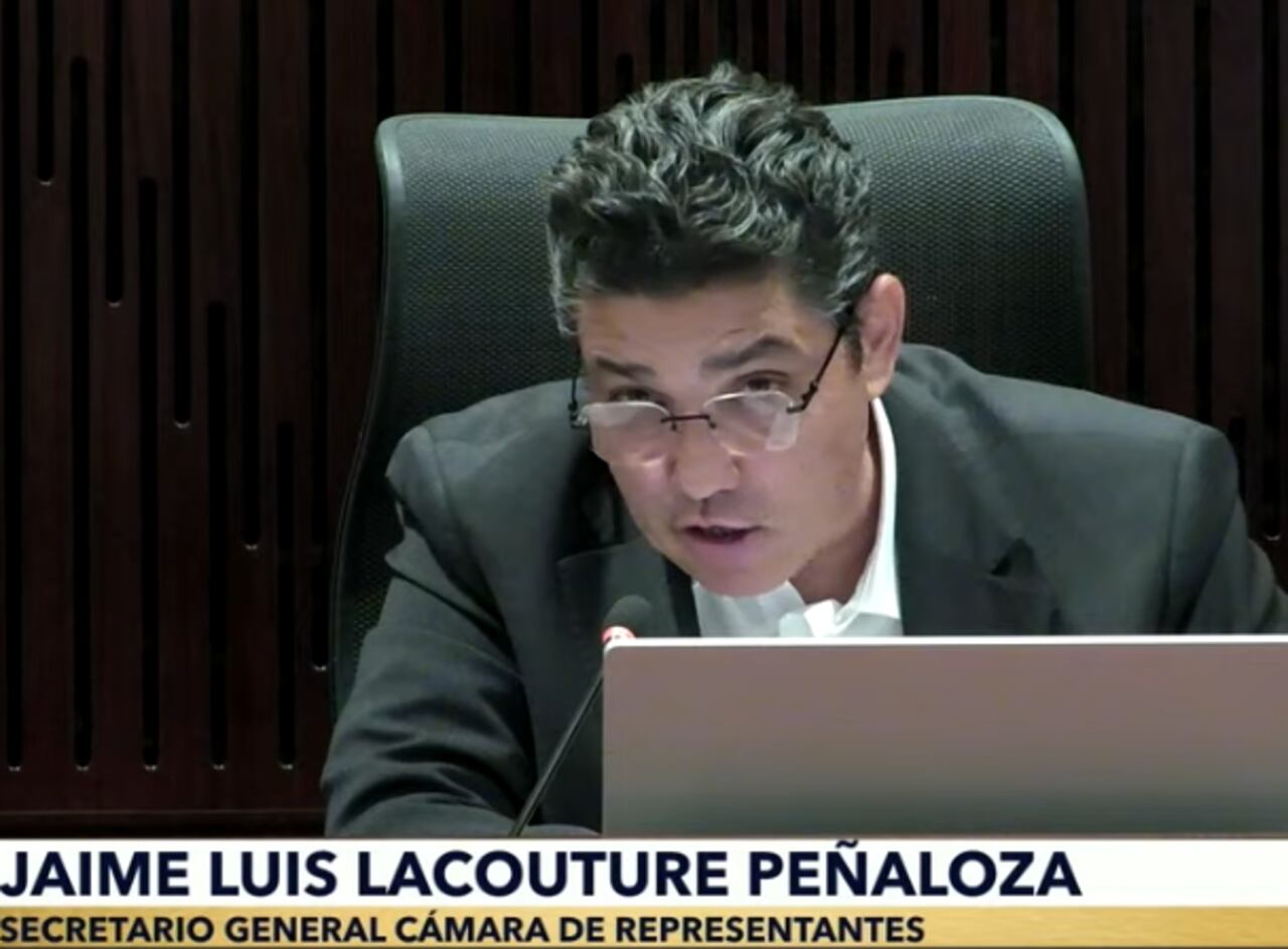 Él es Jaime Luis Lacouture, secretario general de la Cámara, a quien le ...