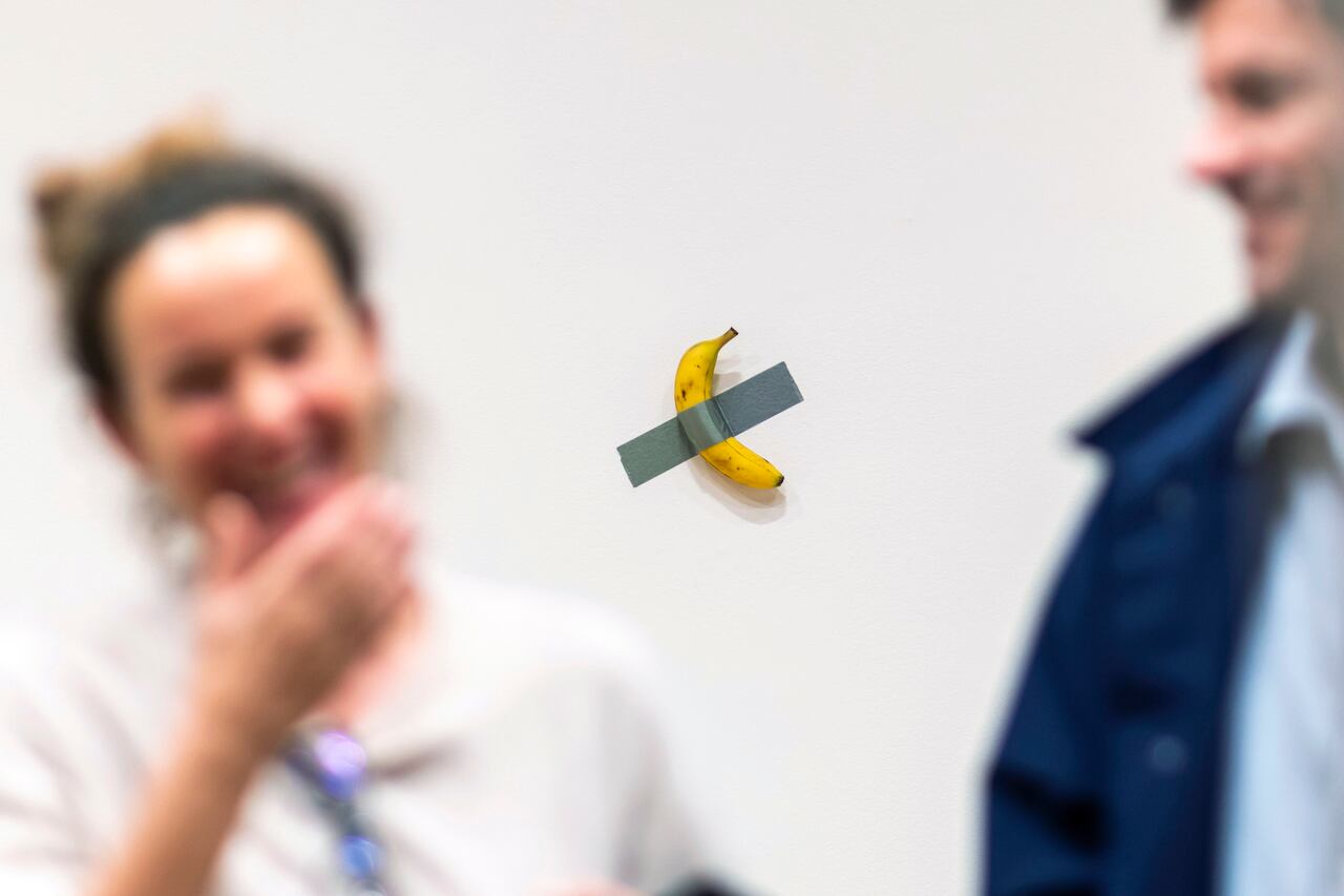 Un banano fijado en la pared con cinta adhesiva, la obra que vale un ...