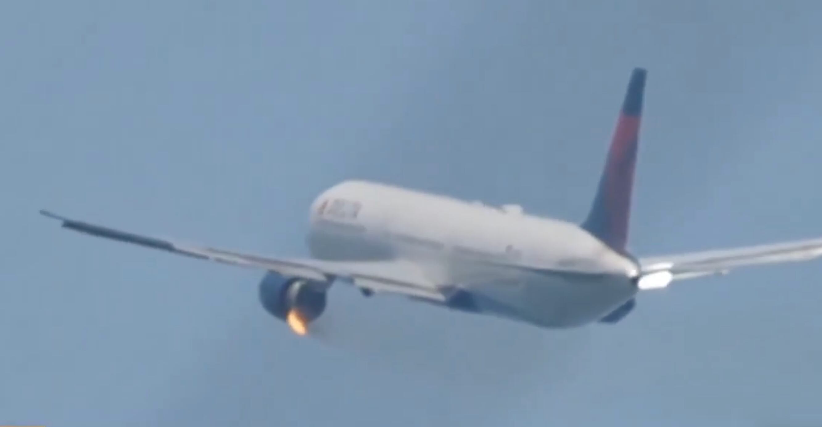 Motor en llamas de un avión al despegar causó pánico y alarma entre los ...