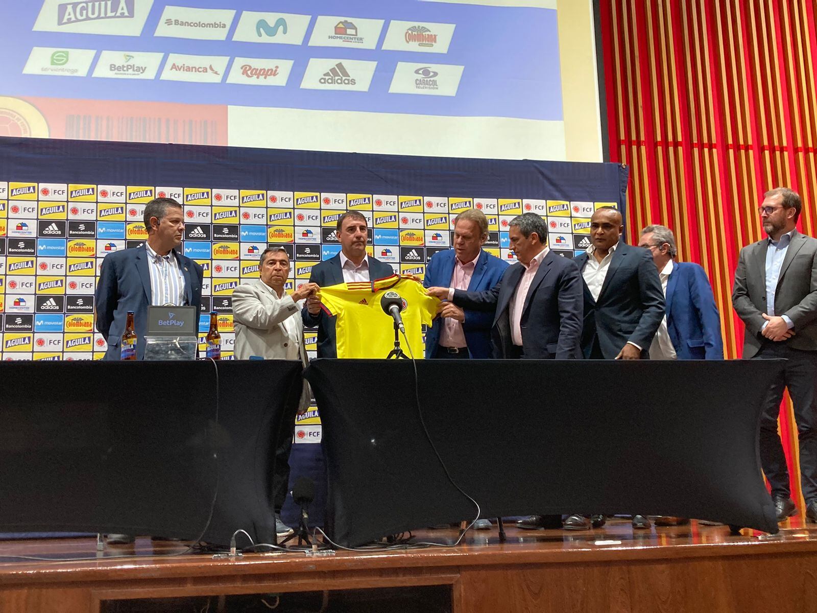 Fotos | Néstor Lorenzo ya luce la camiseta de la Selección Colombia