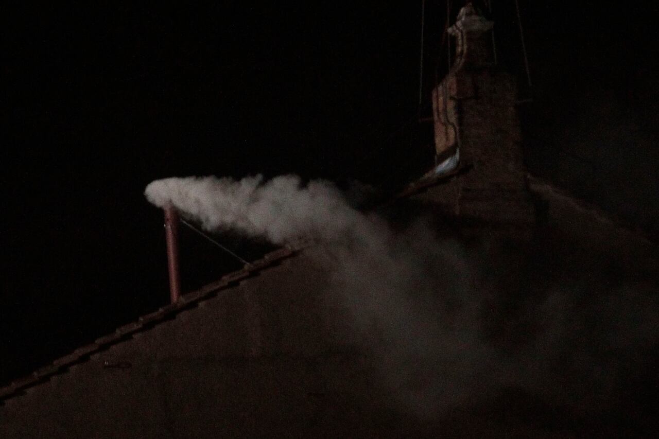 Cónclave | Cómo se prepara el humo negro y el humo blanco (el de ...